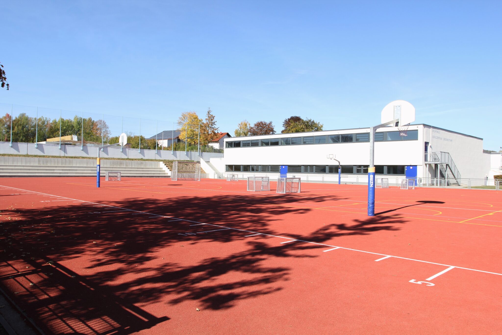 Pausenhof und roter Platz – Matern-Feuerbacher-Realschule